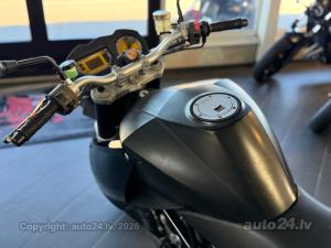 Melns KTM 990 Super Duke 2005 Tallina, ar dzinēja tilpumu 1.00 L un nobraukumu 38 tūkst. km par 3490 €, foto 13 vietnē AUTOMOTO.COM.LV