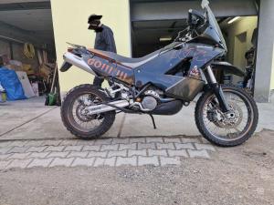 Melns KTM Adventure 2005 Klaipėda, ar dzinēja tilpumu 0.95 L un nobraukumu 48 tūkst. km par 4700 €, foto  vietnē AUTOMOTO.COM.LV