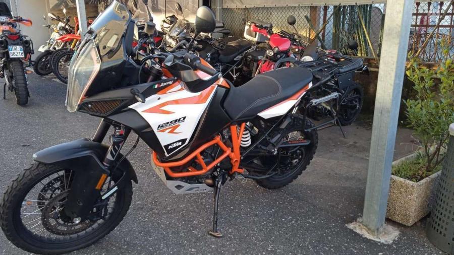 Melns KTM Adventure 2017 Panevēža, ar dzinēja tilpumu 1.29 L un nobraukumu 136 tūkst. km par 6400 €, foto 1 vietnē AUTOMOTO.COM.LV