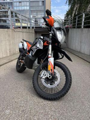 KTM Adventure 2020 Kauņa, ar dzinēja tilpumu 0.80 L un nobraukumu 40 tūkst. km par 6600 €, foto  vietnē AUTOMOTO.COM.LV