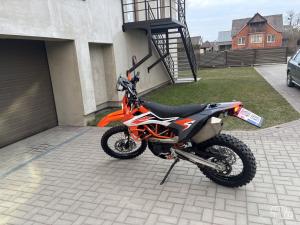 KTM Adventure 2022 Alīta, ar dzinēja tilpumu 0.69 L un nobraukumu 0 tūkst. km par 8000 €, foto  vietnē AUTOMOTO.COM.LV