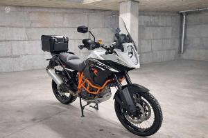 Oranžs KTM Adventure 2015 Viļņa, ar dzinēja tilpumu 1.20 L un nobraukumu 30 tūkst. km par 8500 €, foto  vietnē AUTOMOTO.COM.LV