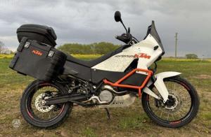 White KTM Adventure 2010 in Liepaja, with an engine capacity of 0.99 L and mileage of 72 thousand km for 6500 €, photo 8 on AUTOMOTO.COM.LV