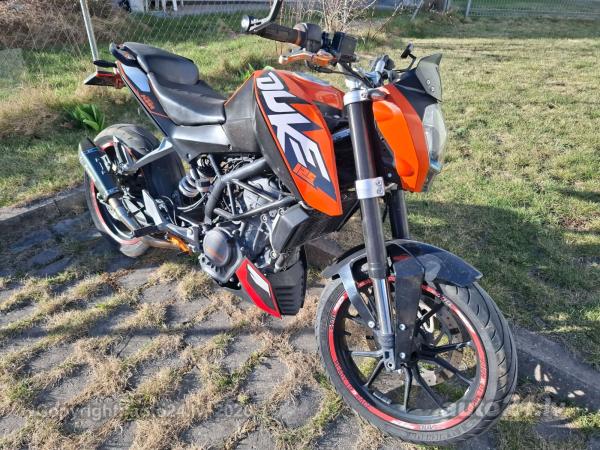 Черный КТМ Duke 125 2015 в Пярну, объемом двигателя 0.13 л и пробегом 38 тыс. км за 2100 €, фото 1 на AUTOMOTO.COM.LV