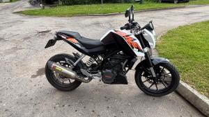 Черный КТМ Duke 125 2017 в Елгава, объемом двигателя 0.80 л и пробегом 22 тыс. км за 2300 €, фото  на AUTOMOTO.COM.LV