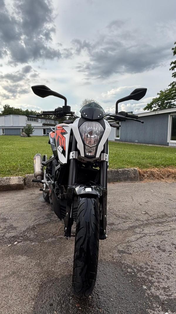 Black KTM Duke 125 2017 in Jelgava, with an engine capacity of 0.80 L and mileage of 22 thousand km for 2300 €, photo 2 on AUTOMOTO.COM.LV