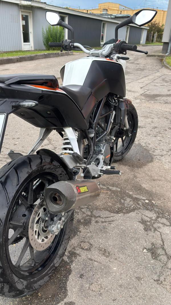 Black KTM Duke 125 2017 in Jelgava, with an engine capacity of 0.80 L and mileage of 22 thousand km for 2300 €, photo 3 on AUTOMOTO.COM.LV