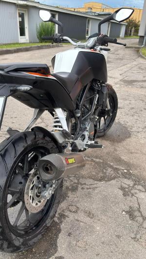 Black KTM Duke 125 2017 in Jelgava, with an engine capacity of 0.80 L and mileage of 22 thousand km for 2300 €, photo 4 on AUTOMOTO.COM.LV