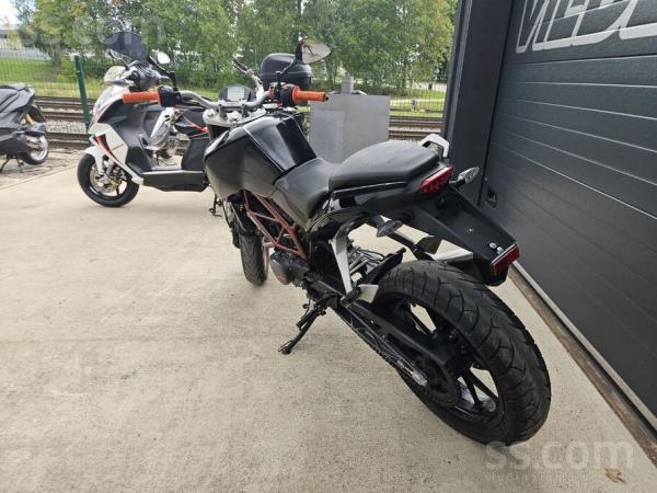 KTM Duke 125 2011 CÄsis vietnÄ KTM Duke 125 2011 CÄsis, ar dzinÄja tilpumu 0.13 L un nobraukumu 0 tÅ«kst. km par 1900 ā¬, foto 4 vietnÄ AUTOMOTO.COM.LV