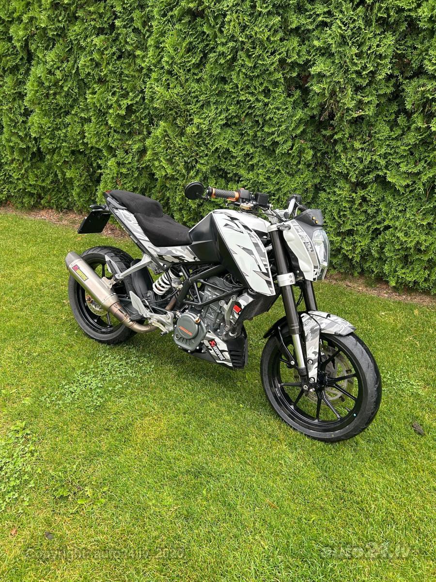 White KTM Duke 125 2016 in Tartu, with an engine capacity of 0.13 L and mileage of 41 thousand km for 2050 €, photo 1 on AUTOMOTO.COM.LV
