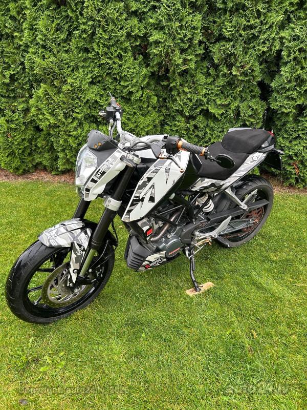 KTM Duke 125 2016 in Tartu on AUTOMOTO.COM.LV White KTM Duke 125 2016 in Tartu, with an engine capacity of 0.13 L and mileage of 41 thousand km for 2050 €, photo 3 on AUTOMOTO.COM.LV