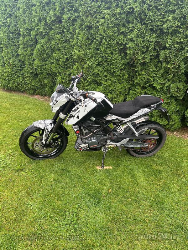 KTM Duke 125 2016 in Tartu on AUTOMOTO.COM.LV White KTM Duke 125 2016 in Tartu, with an engine capacity of 0.13 L and mileage of 41 thousand km for 2050 €, photo 4 on AUTOMOTO.COM.LV