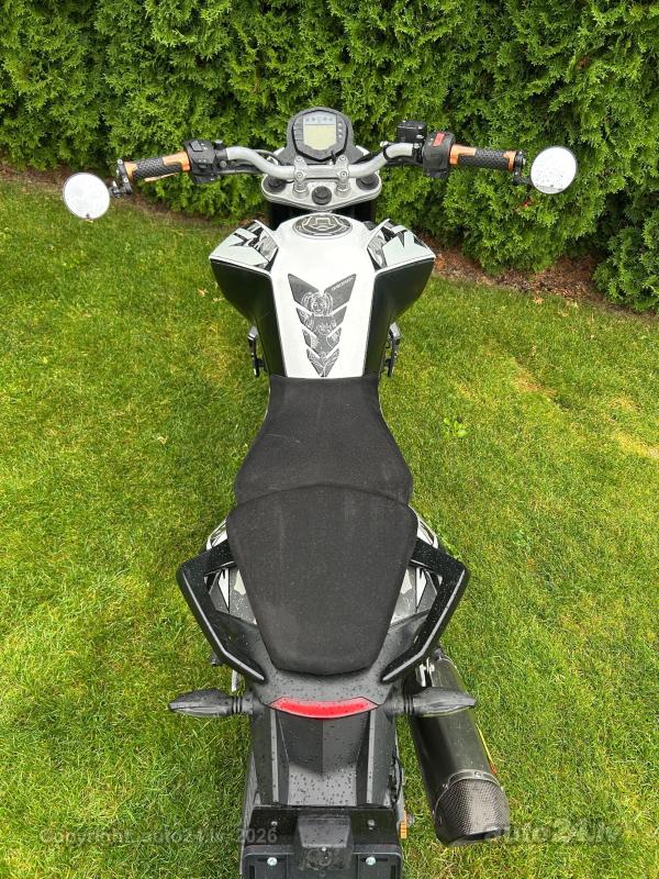 KTM Duke 125 2016 in Tartu on AUTOMOTO.COM.LV White KTM Duke 125 2016 in Tartu, with an engine capacity of 0.13 L and mileage of 41 thousand km for 2050 €, photo 9 on AUTOMOTO.COM.LV