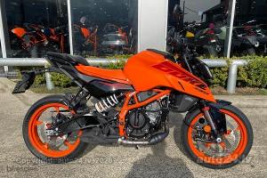 KTM Duke 390 2025 Tartu, ar dzinēja tilpumu 0.40 L un nobraukumu 1 tūkst. km par 5665 €, foto  vietnē AUTOMOTO.COM.LV