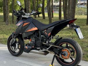 Melns KTM Duke 2010 Kauņa, ar dzinēja tilpumu 0.65 L un nobraukumu 6 tūkst. km par 6500 €, foto  vietnē AUTOMOTO.COM.LV