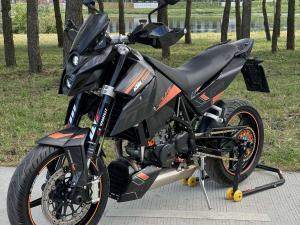 Melns KTM Duke 2010 Kauņa, ar dzinēja tilpumu 0.65 L un nobraukumu 6 tūkst. km par 6500 €, foto 2 vietnē AUTOMOTO.COM.LV