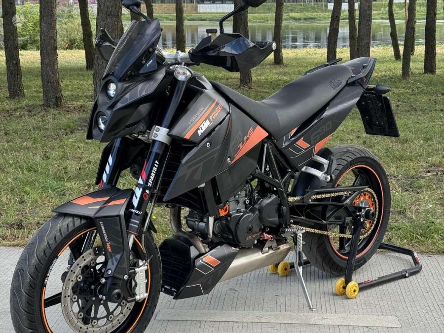 Melns KTM Duke 2010 Kauņa, ar dzinēja tilpumu 0.65 L un nobraukumu 6 tūkst. km par 6500 €, foto 2 vietnē AUTOMOTO.COM.LV