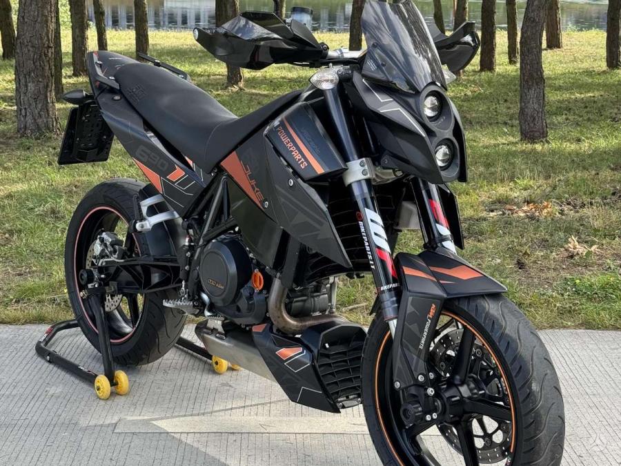 Melns KTM Duke 2010 Kauņa, ar dzinēja tilpumu 0.65 L un nobraukumu 6 tūkst. km par 6500 €, foto 4 vietnē AUTOMOTO.COM.LV