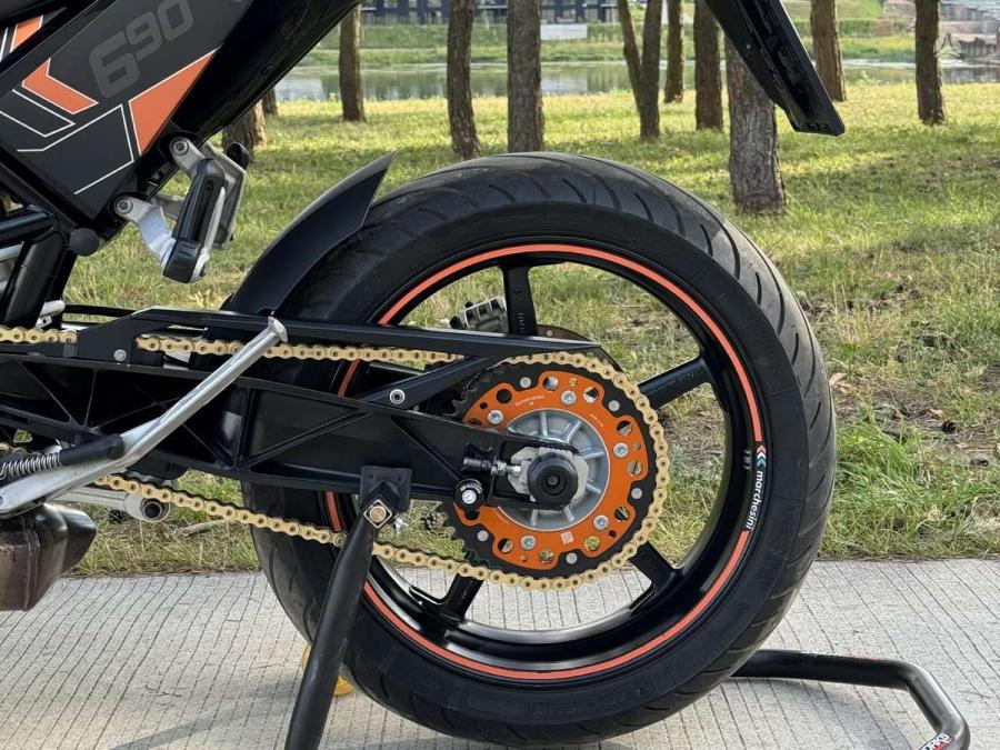 Melns KTM Duke 2010 Kauņa, ar dzinēja tilpumu 0.65 L un nobraukumu 6 tūkst. km par 6500 €, foto 12 vietnē AUTOMOTO.COM.LV