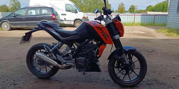 Black KTM Duke 2014 in Raseiniai, with an engine capacity of 0.13 L and mileage of 31 thousand km for 1700 €, photo 3 on AUTOMOTO.COM.LV