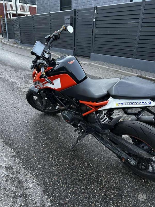Black KTM Duke 2018 in Vilnius, with an engine capacity of 0.13 L and mileage of 44 thousand km for 2100 €, photo 3 on AUTOMOTO.COM.LV