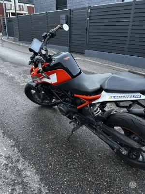Black KTM Duke 2018 in Vilnius, with an engine capacity of 0.13 L and mileage of 44 thousand km for 2100 €, photo 3 on AUTOMOTO.COM.LV