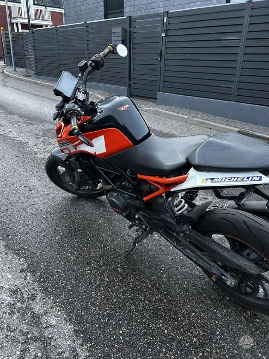 Black KTM Duke 2018 in Vilnius, with an engine capacity of 0.13 L and mileage of 44 thousand km for 2100 €, photo 3 on AUTOMOTO.COM.LV