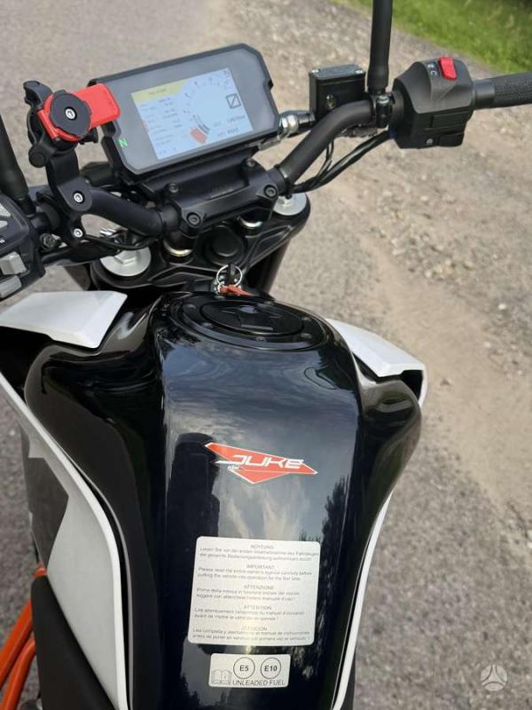 Black KTM Duke 2019 in Vilnius, with an engine capacity of 0.38 L and mileage of 13 thousand km for 4450 €, photo 6 on AUTOMOTO.COM.LV