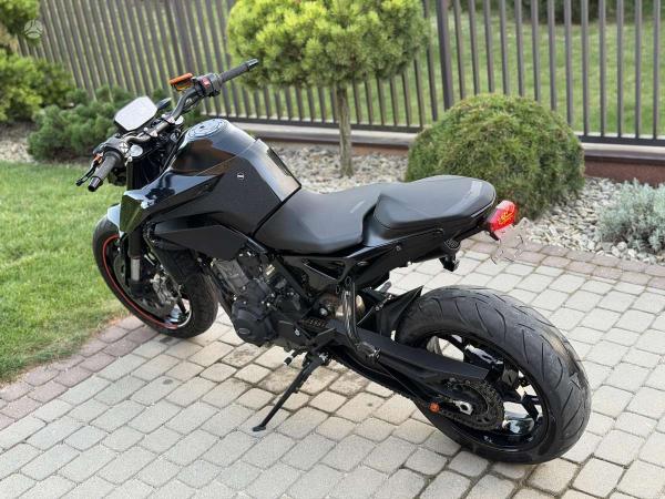 Melns KTM Duke 2020 Marijampole, ar dzinēja tilpumu 0.80 L un nobraukumu 14 tūkst. km par 5200 €, foto 4 vietnē AUTOMOTO.COM.LV