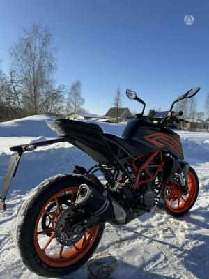 Black KTM Duke 2021 in Siauliai, with an engine capacity of 0.13 L and mileage of 5 thousand km for 2500 €, photo 2 on AUTOMOTO.COM.LV