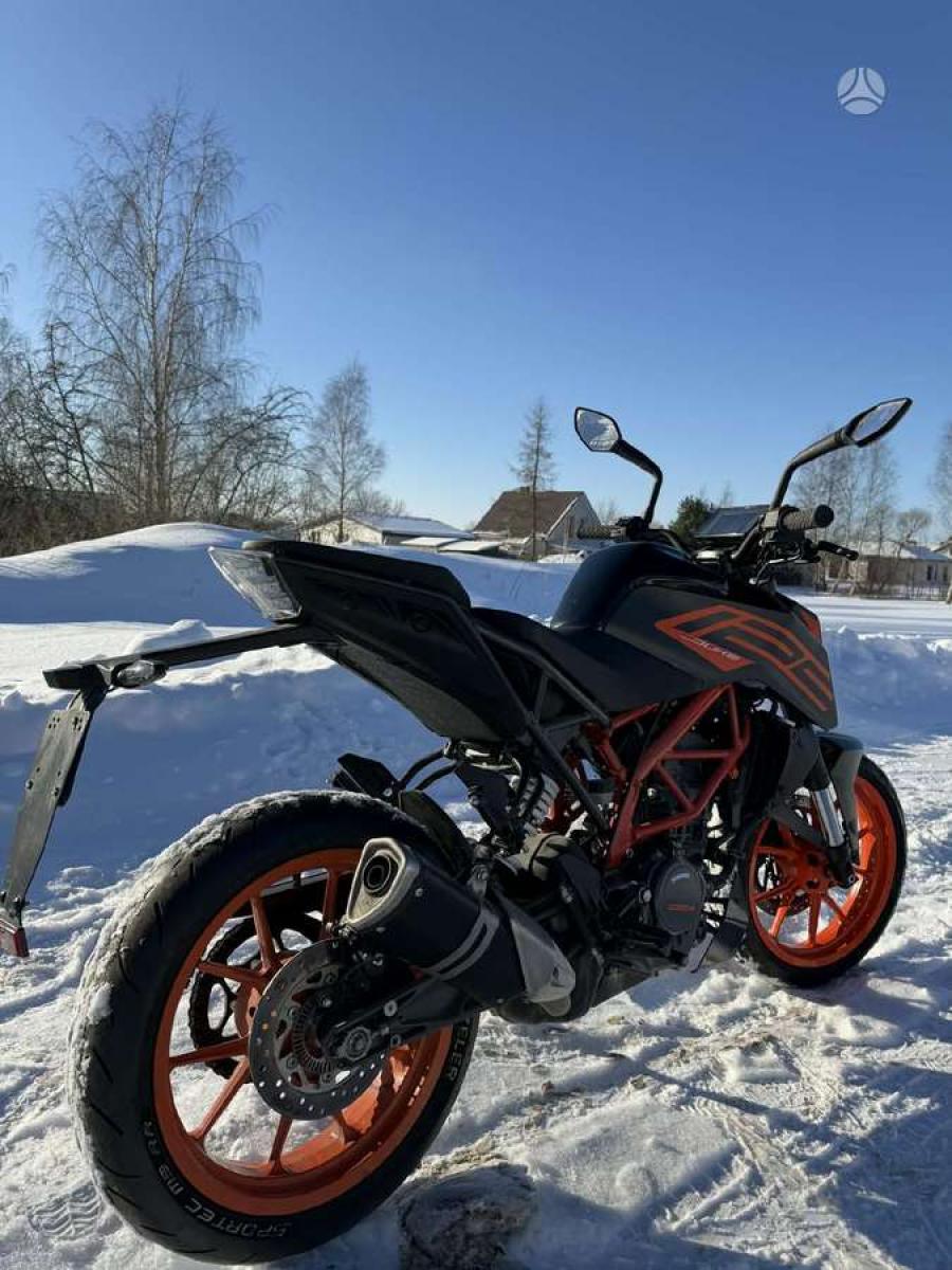 Black KTM Duke 2021 in Siauliai, with an engine capacity of 0.13 L and mileage of 5 thousand km for 2500 €, photo 2 on AUTOMOTO.COM.LV