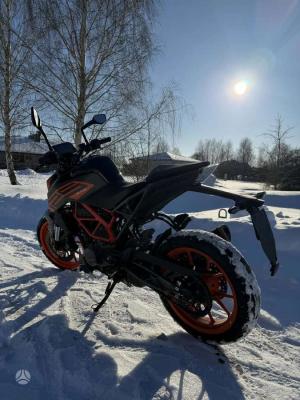 Black KTM Duke 2021 in Siauliai, with an engine capacity of 0.13 L and mileage of 5 thousand km for 2500 €, photo 7 on AUTOMOTO.COM.LV