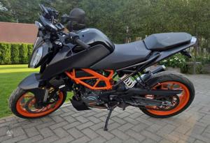 Melns KTM Duke 2022 Viļņa, ar dzinēja tilpumu 0.13 L un nobraukumu 16 tūkst. km par 2650 €, foto  vietnē AUTOMOTO.COM.LV