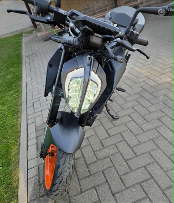 Black KTM Duke 2022 in Vilnius, with an engine capacity of 0.13 L and mileage of 16 thousand km for 2650 €, photo 5 on AUTOMOTO.COM.LV