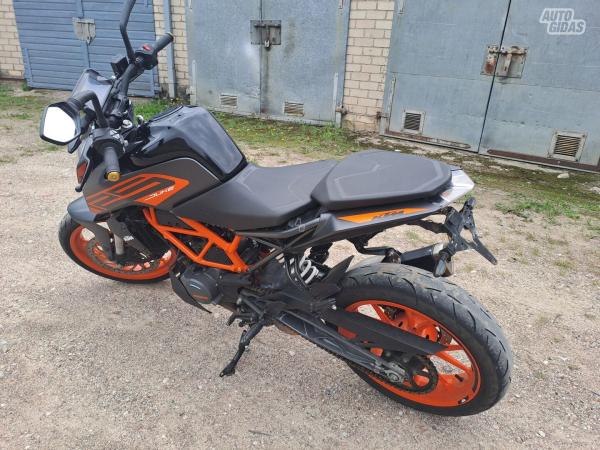 Black KTM Duke 2022 in Taurage, with an engine capacity of 0.13 L and mileage of 31 thousand km for 2700 €, photo 5 on AUTOMOTO.COM.LV