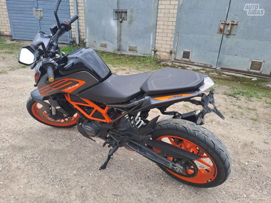 Black KTM Duke 2022 in Taurage, with an engine capacity of 0.13 L and mileage of 31 thousand km for 2700 €, photo 5 on AUTOMOTO.COM.LV