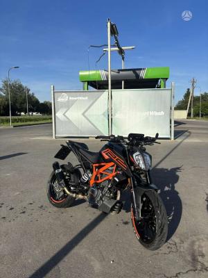 Черный КТМ Дюк 2022 в Шилале, объемом двигателя 0.13 л и пробегом 23 тыс. км за 3000 €, фото  на AUTOMOTO.COM.LV