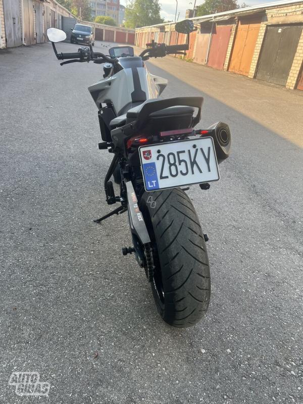 Pelēks KTM Duke 2024 Kauņa, ar dzinēja tilpumu 0.79 L un nobraukumu 3 tūkst. km par 6900 €, foto 5 vietnē AUTOMOTO.COM.LV