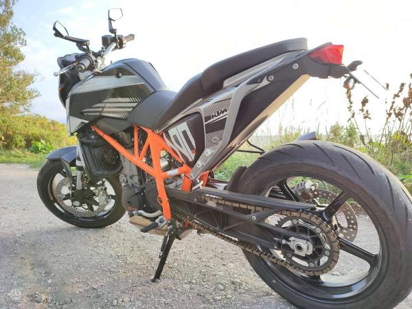 KTM Duke 2015 Tallina, ar dzinēja tilpumu 0.69 L un nobraukumu 17 tūkst. km par 2990 €, foto 2 vietnē AUTOMOTO.COM.LV
