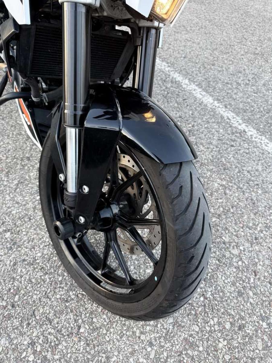 KTM Duke 2015 in Alytus, with an engine capacity of 0.13 L and mileage of 28 thousand km for 1800 €, photo 8 on AUTOMOTO.COM.LV
