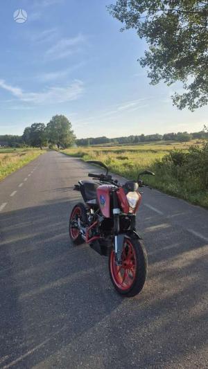 KTM Duke 2016 Utena, ar dzinēja tilpumu 0.13 L un nobraukumu 43 tūkst. km par 1650 €, foto  vietnē AUTOMOTO.COM.LV