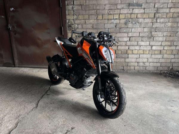 KTM Duke 2017 in Vilnius, with an engine capacity of 0.13 L and mileage of 32 thousand km for 2590 €, photo 1 on AUTOMOTO.COM.LV