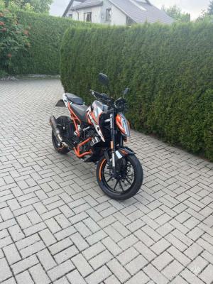 KTM Duke 2018 Kauņa, ar dzinēja tilpumu 0.13 L un nobraukumu 32 tūkst. km par 2500 €, foto  vietnē AUTOMOTO.COM.LV