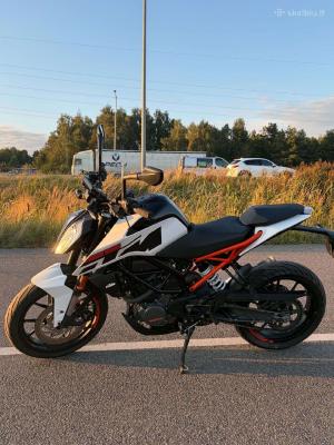 KTM Duke 2020 Kauņa, ar dzinēja tilpumu 0.13 L un nobraukumu 16 tūkst. km par 3250 €, foto  vietnē AUTOMOTO.COM.LV