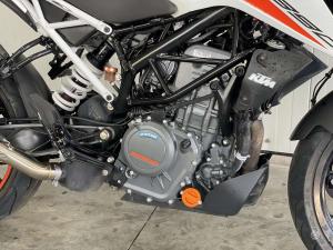 KTM Duke 2021 Vilkaviškis, ar dzinēja tilpumu 0.39 L un nobraukumu 10 tūkst. km par 2450 €, foto 8 vietnē AUTOMOTO.COM.LV