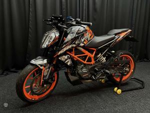 KTM Duke 2023 Kauņa, ar dzinēja tilpumu 0.13 L un nobraukumu 10 tūkst. km par 3000 €, foto  vietnē AUTOMOTO.COM.LV