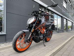 KTM Duke 2023 Rīga, ar dzinēja tilpumu 0.13 L un nobraukumu 9 tūkst. km par 3599 €, foto  vietnē AUTOMOTO.COM.LV