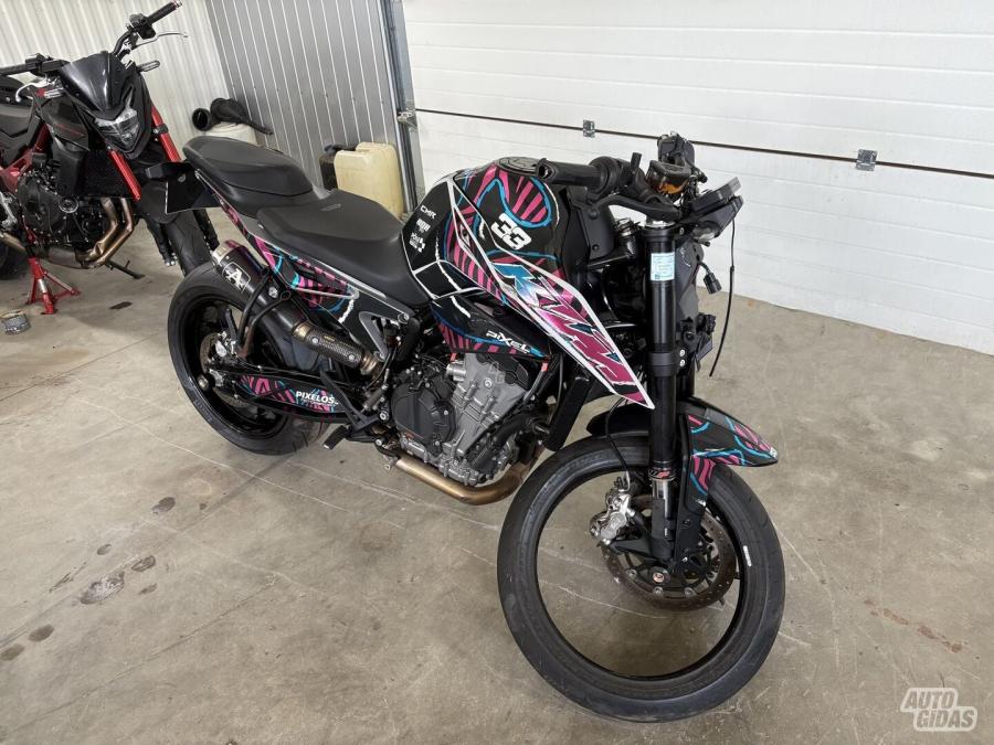 KTM Duke 2023 Kelmė, ar dzinēja tilpumu 0.79 L un nobraukumu 17 tūkst. km par 1830 €, foto 1 vietnē AUTOMOTO.COM.LV