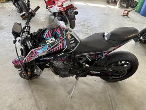 KTM Duke 2023 Kelmė, ar dzinēja tilpumu 0.79 L un nobraukumu 17 tūkst. km par 1830 €, foto 14 vietnē AUTOMOTO.COM.LV