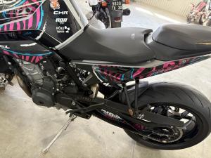 KTM Duke 2023 Kelmė, ar dzinēja tilpumu 0.79 L un nobraukumu 17 tūkst. km par 1830 €, foto 19 vietnē AUTOMOTO.COM.LV